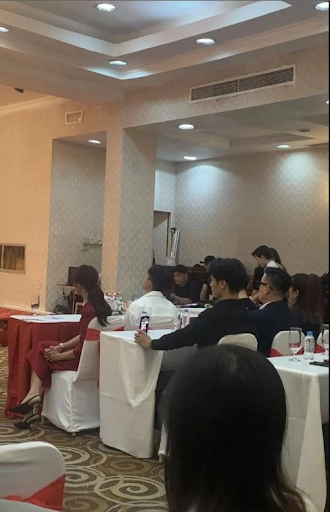 Huy Trần ngồi săm soi vợ từ phía sau, thao túng tâm lý