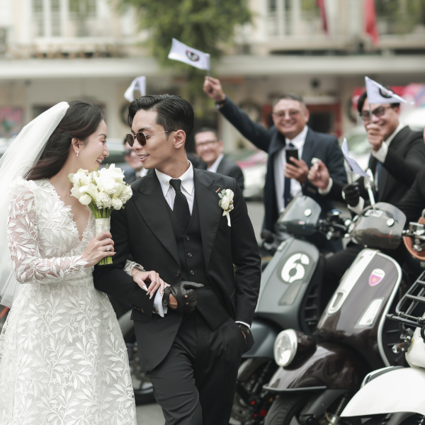 Màn rước dâu bằng mô tô gây chú ý của Phan Hiển - Khánh Thi - Socolive