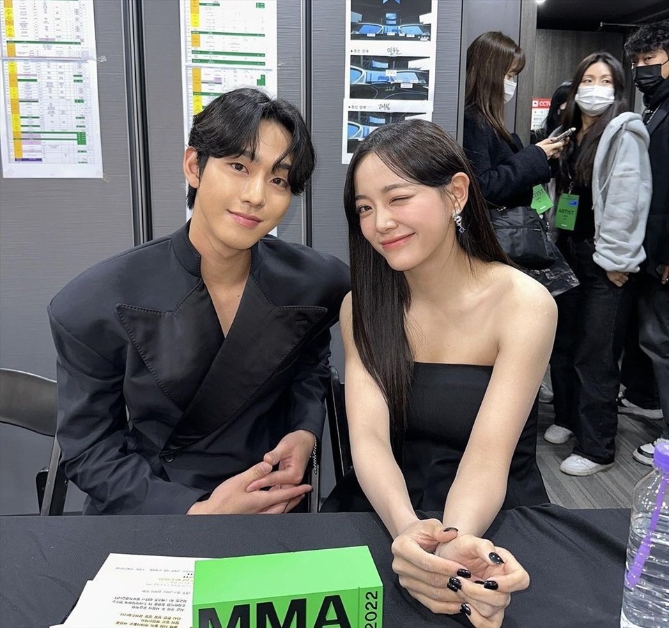 Kim Se Jeong nắm tay Ahn Hyo Seop lên nhận giải "Cặp đôi đẹp nhất", nhìn ánh mắt đằng trai là ...