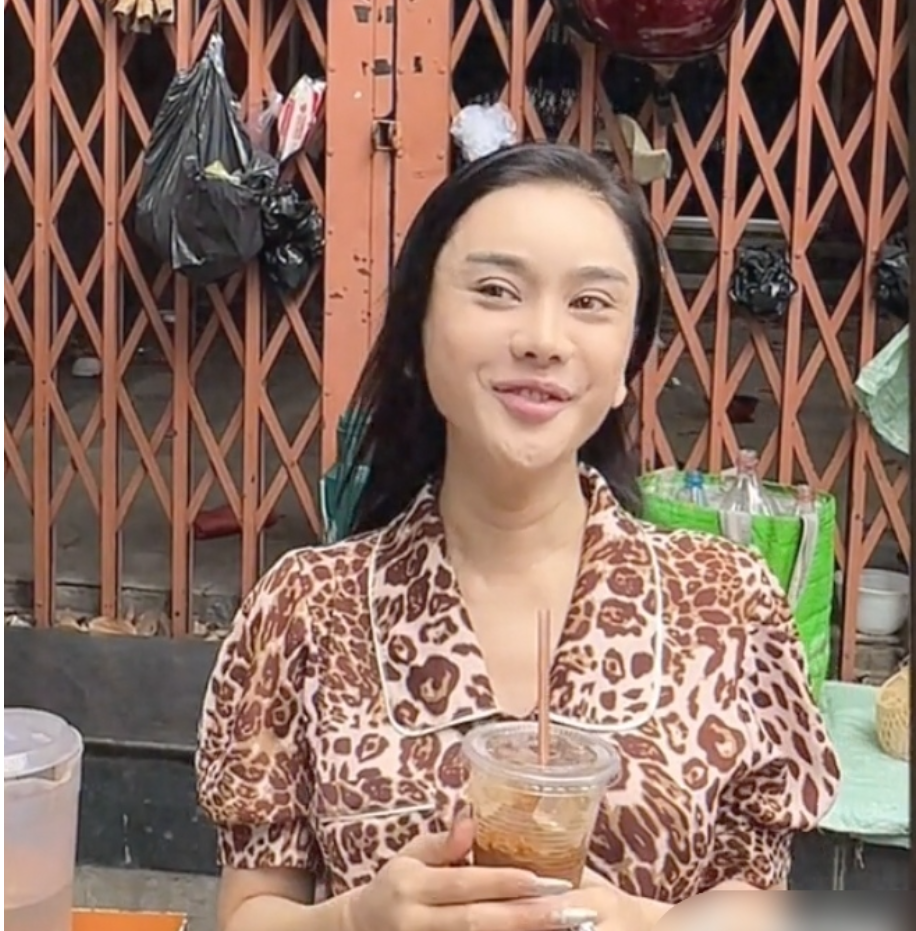 nhan sắc của Lâm Khánh Chi U50 có làn da căng mướt