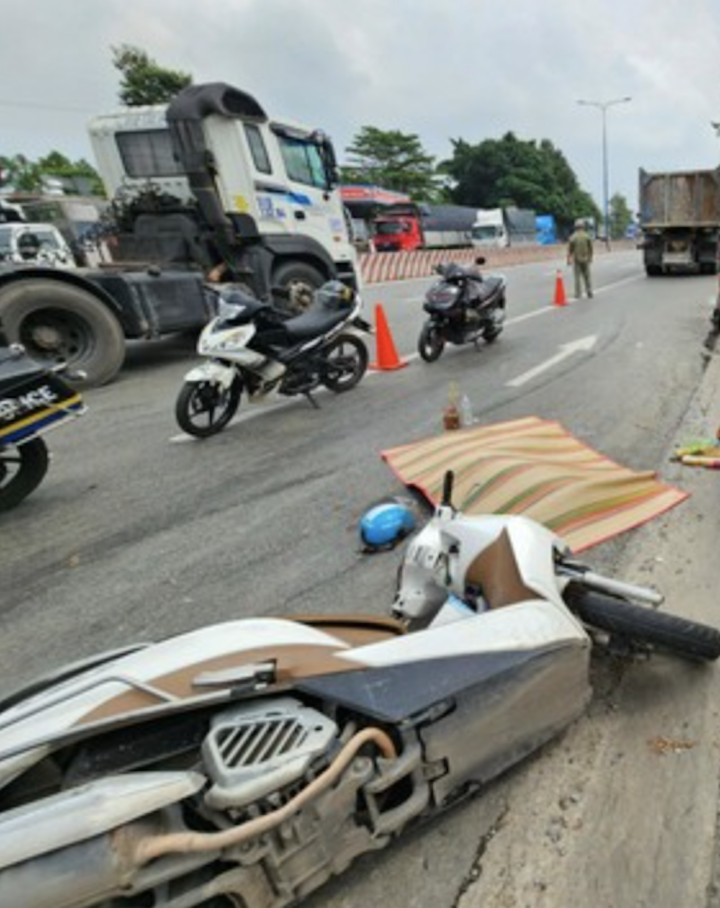 Bình Dương: Xe ben chạy vào làn xe máy cán tử vong một phụ nữ - Socolive